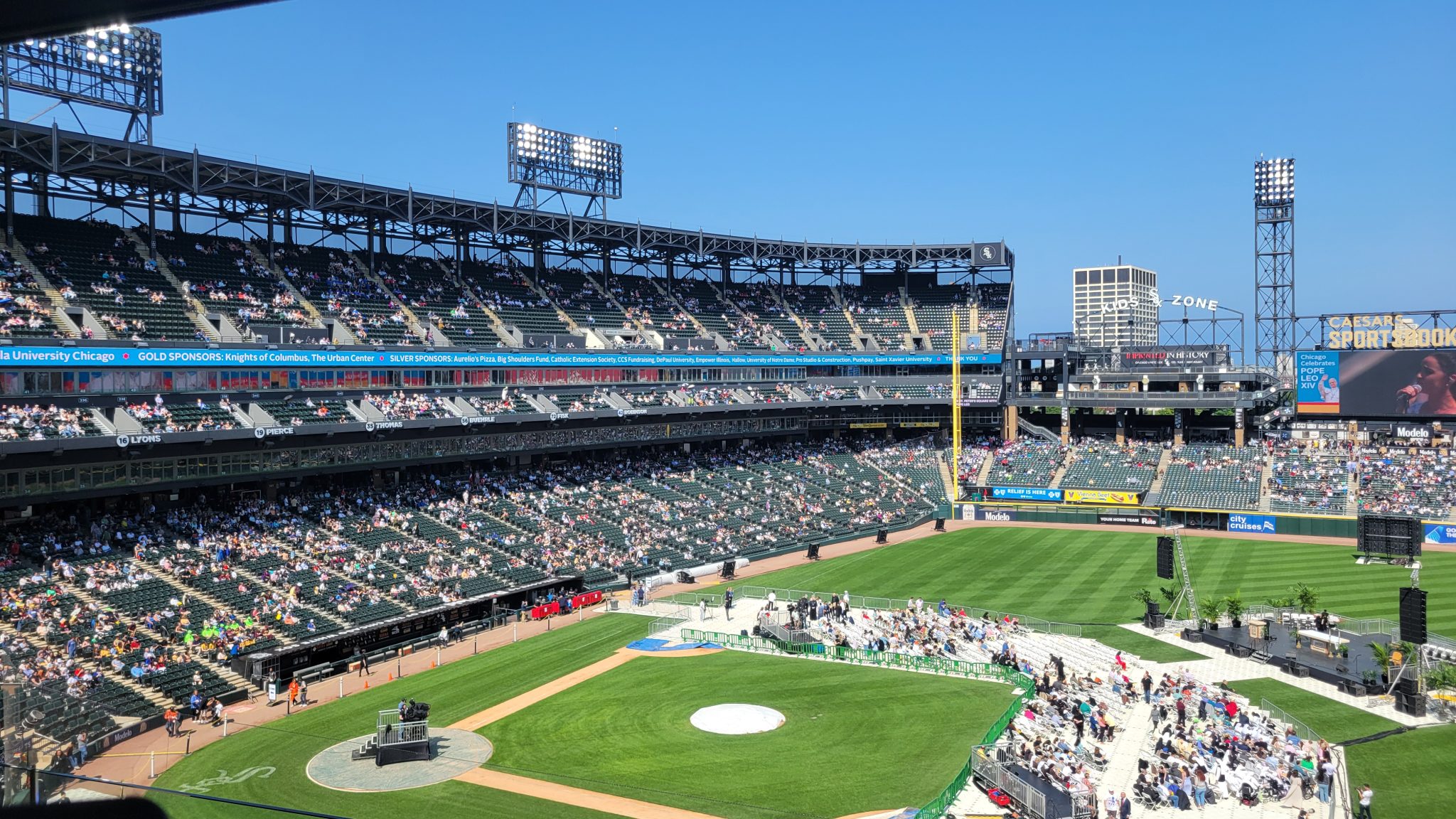 Addressing Chicago crowd, Pope Leo stresses unity and peace